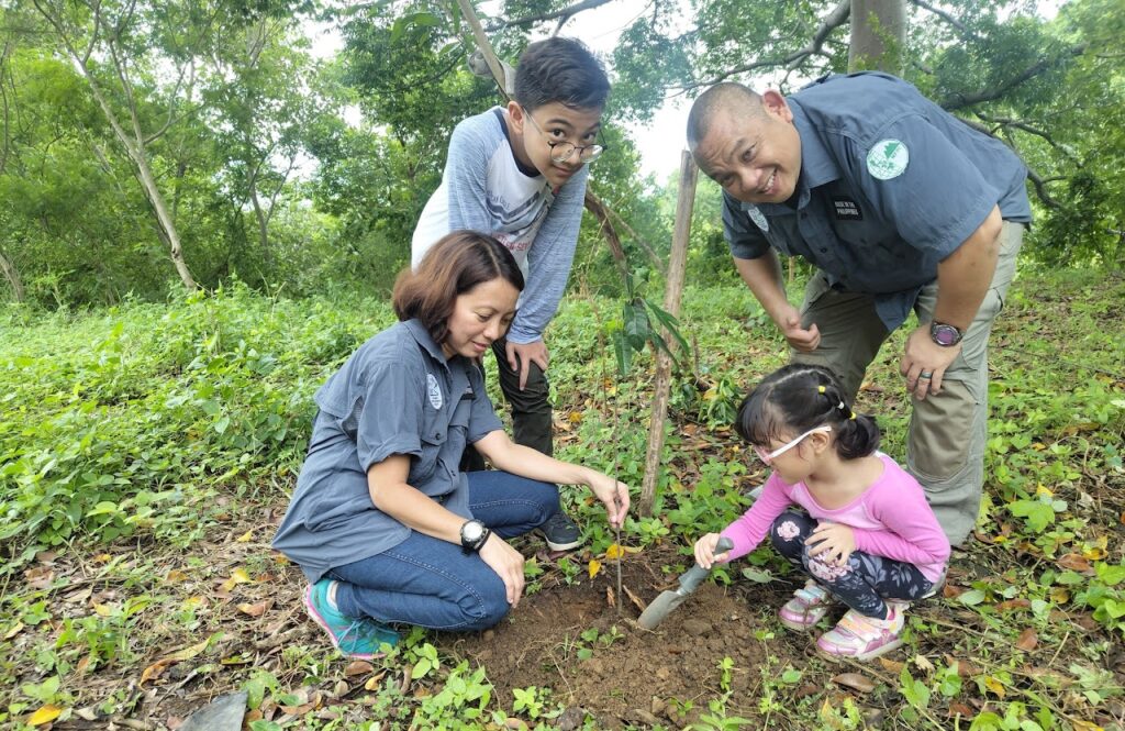 PHILIPPINES:Youth promote conservation through tree planting